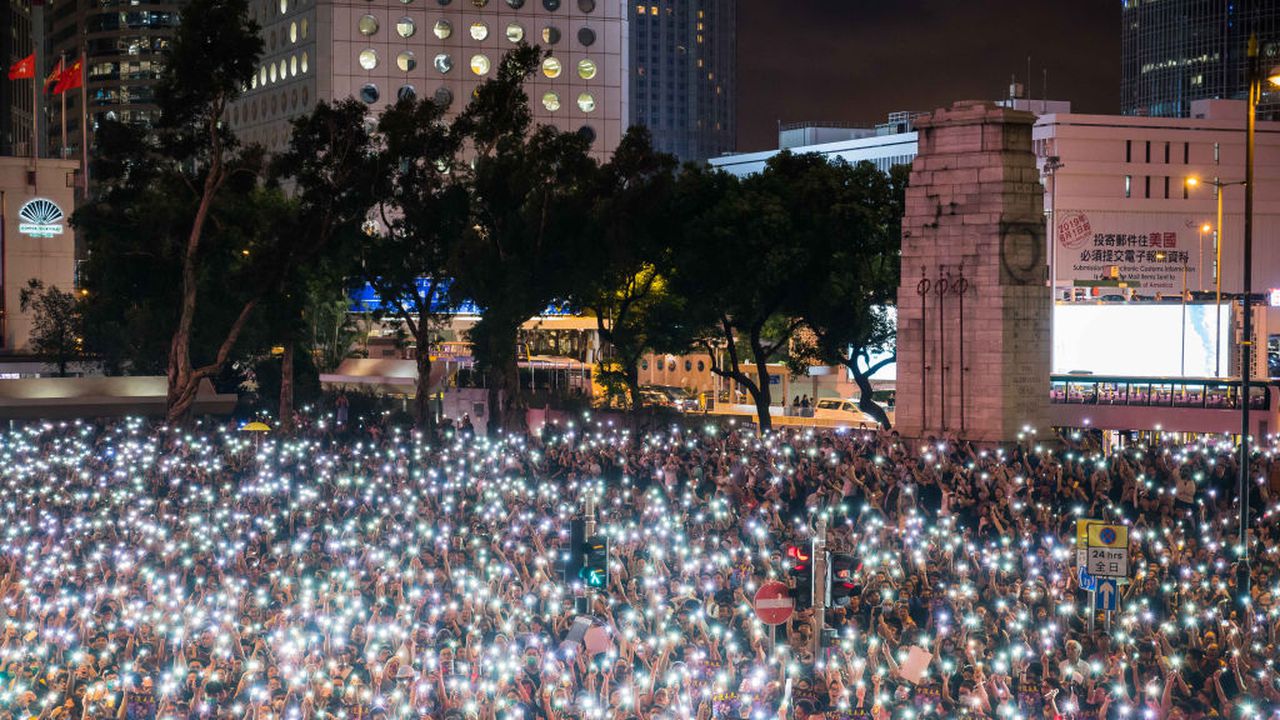 Държавни служители протестират в Хонконг а Китай обвинява САЩ в разпалване на демонстрациите