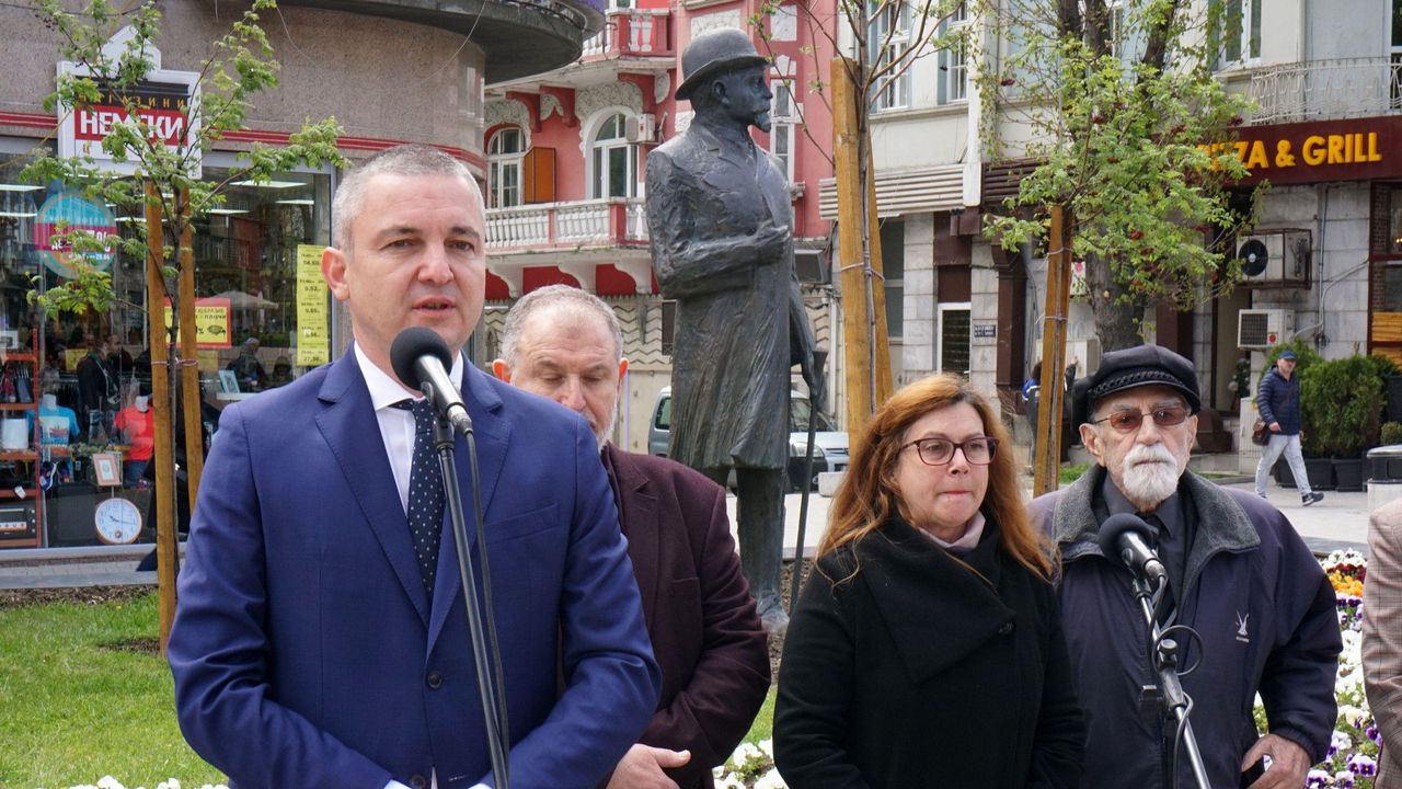 Откриха паметник на бившия кмет на Варна Иван Церов Новини бг