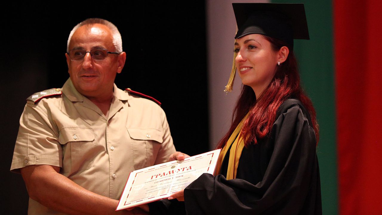 Зам министърът на отбраната поздрави абсолвентите на Военна академия Новини бг