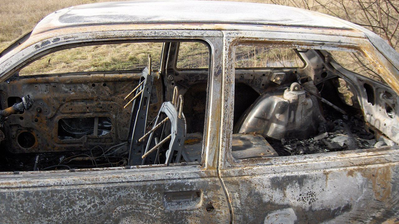 Полицията разследва умишлен палеж на лек автомобил в Момчилград Новини бг