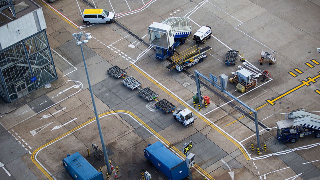 Стачка на пилотите доведе до отмяна на стотици полети на скандинавската авиокомпания САС Новини бг