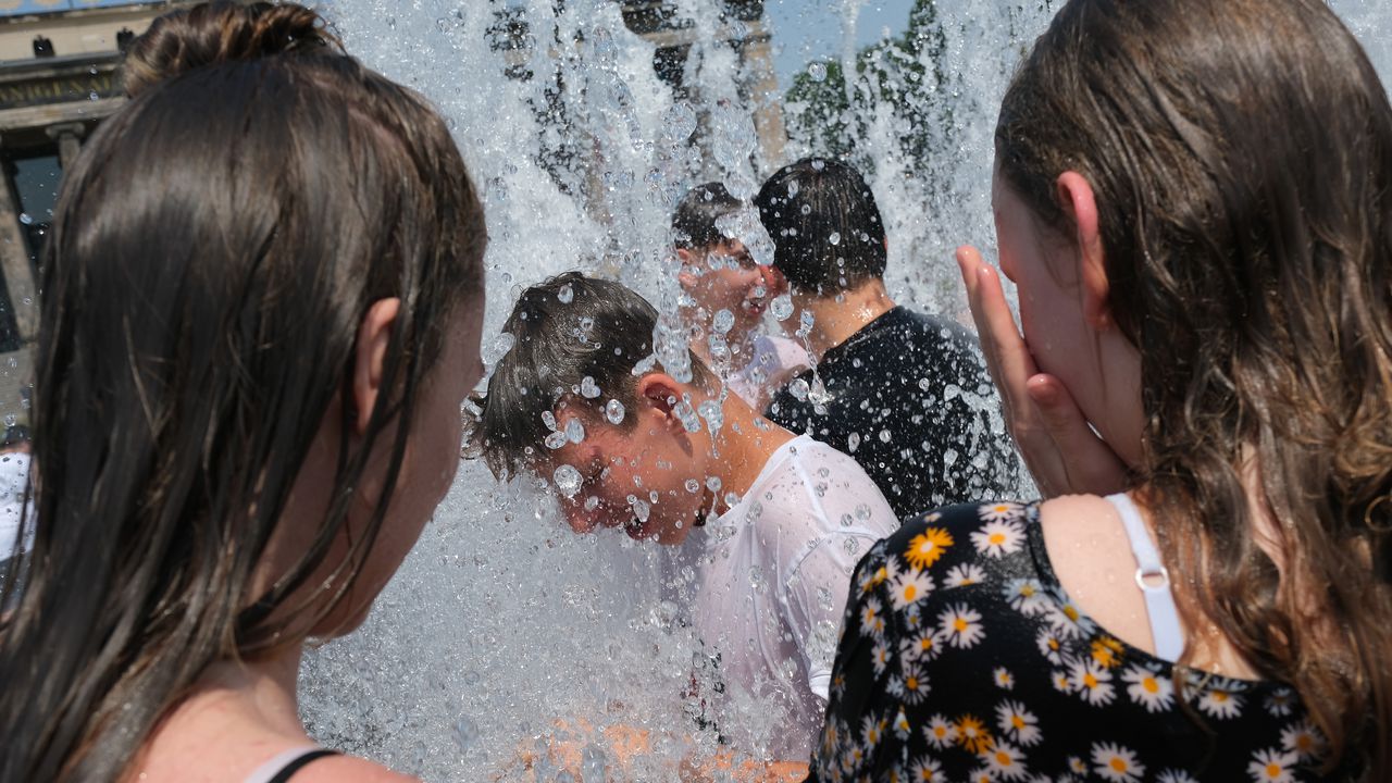 Червен код за опасни горещини е обявен в шест окръга в Румъния и столицата Букурещ Новини бг