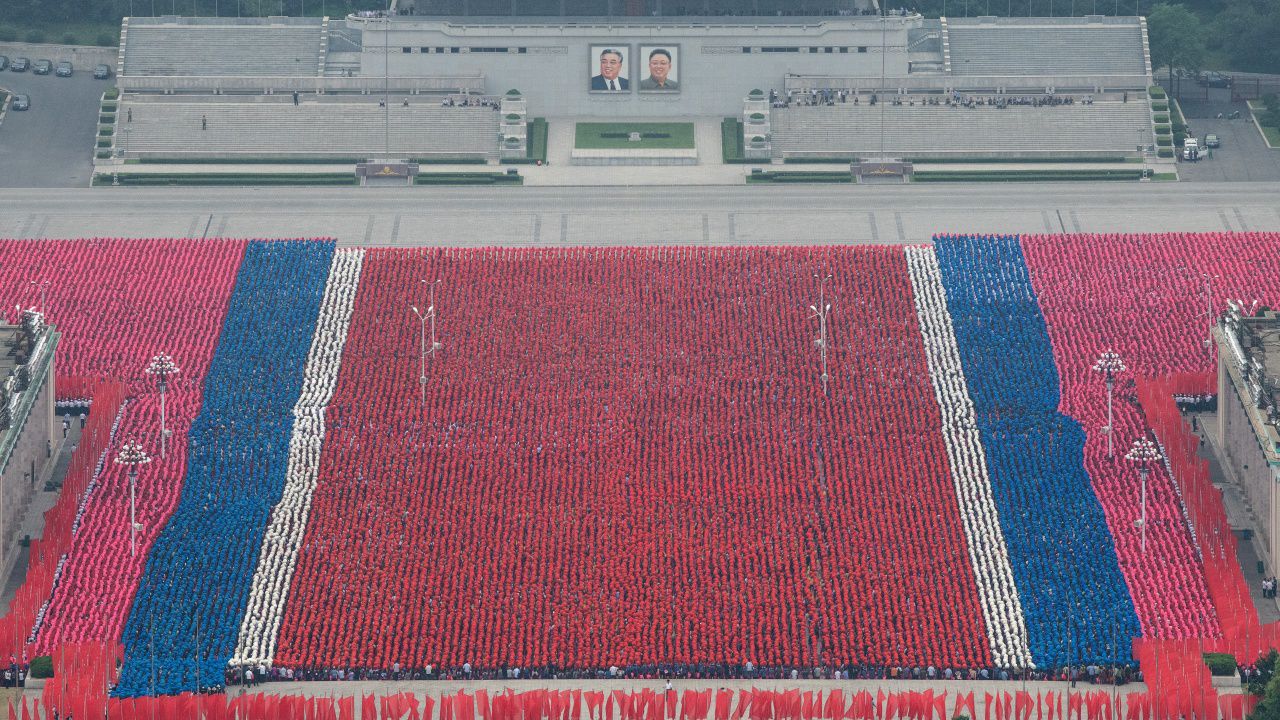 Северна Корея призова за единство на годишнината от смъртта на Ким Чен ир Новини бг