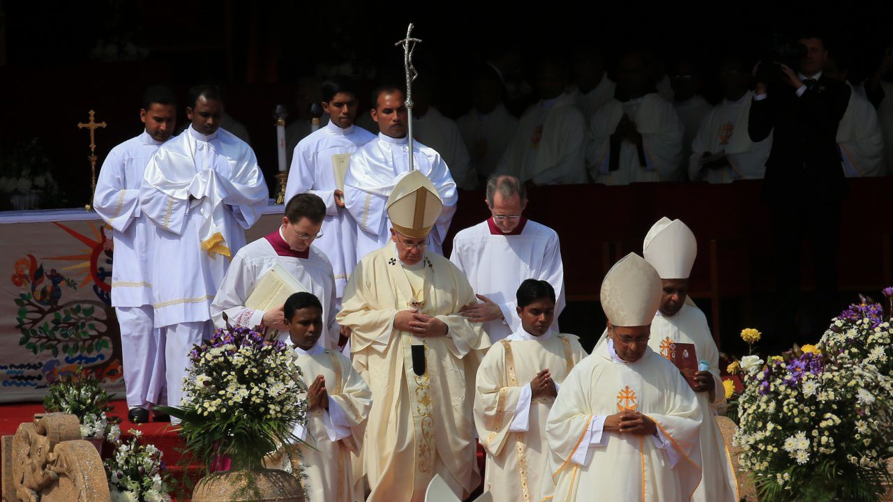 Дете се опита да вземе шапката на папа Франциск Новини бг