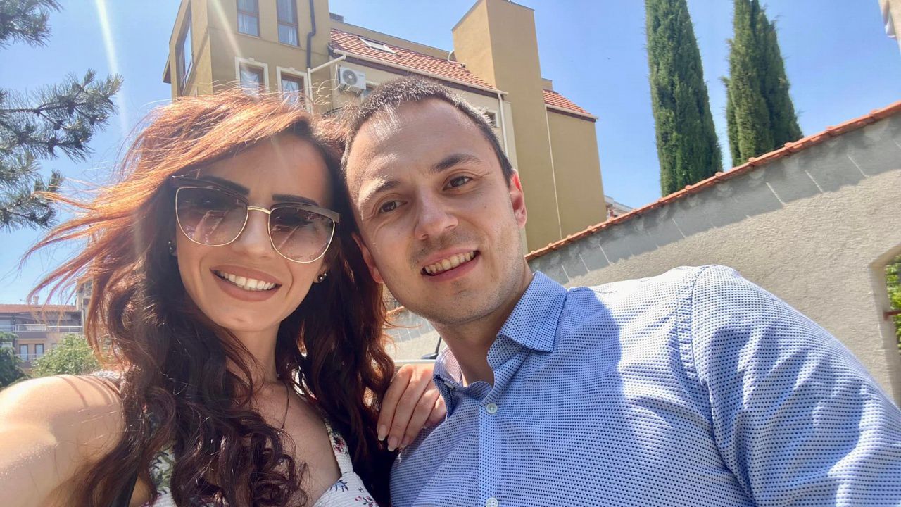 Приятелката на единия загинал полицай се сбогува с него Ти ми беше всичко Новини бг