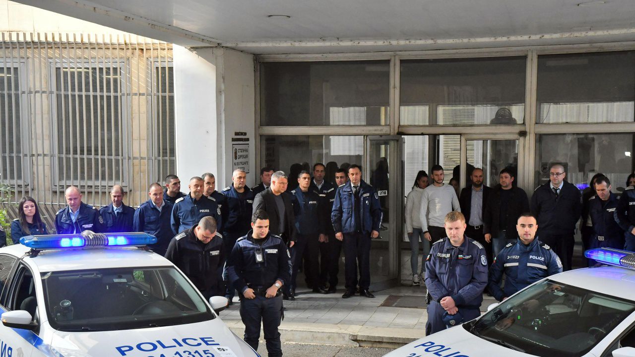 В памет на загиналия полицай Вой на сирени и минута мълчание Новини бг