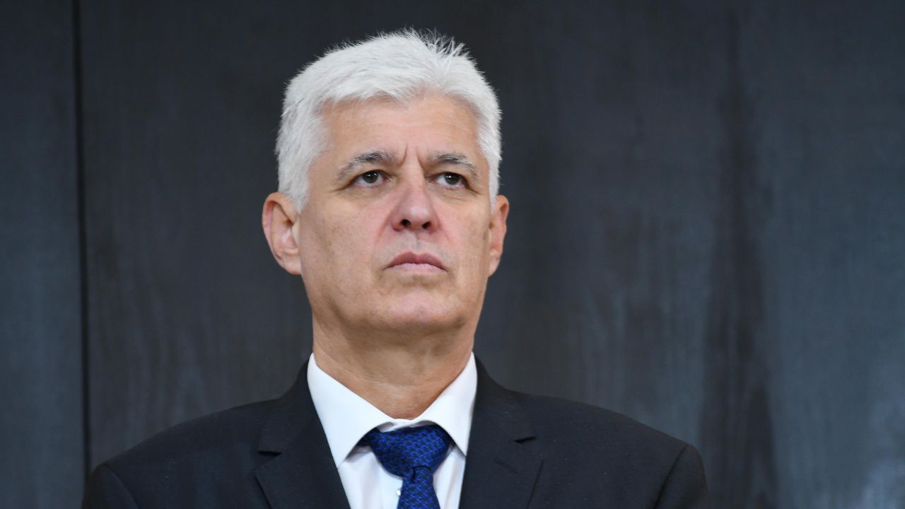 Министърът на отбраната Служебният кабинет не закупува самолети а