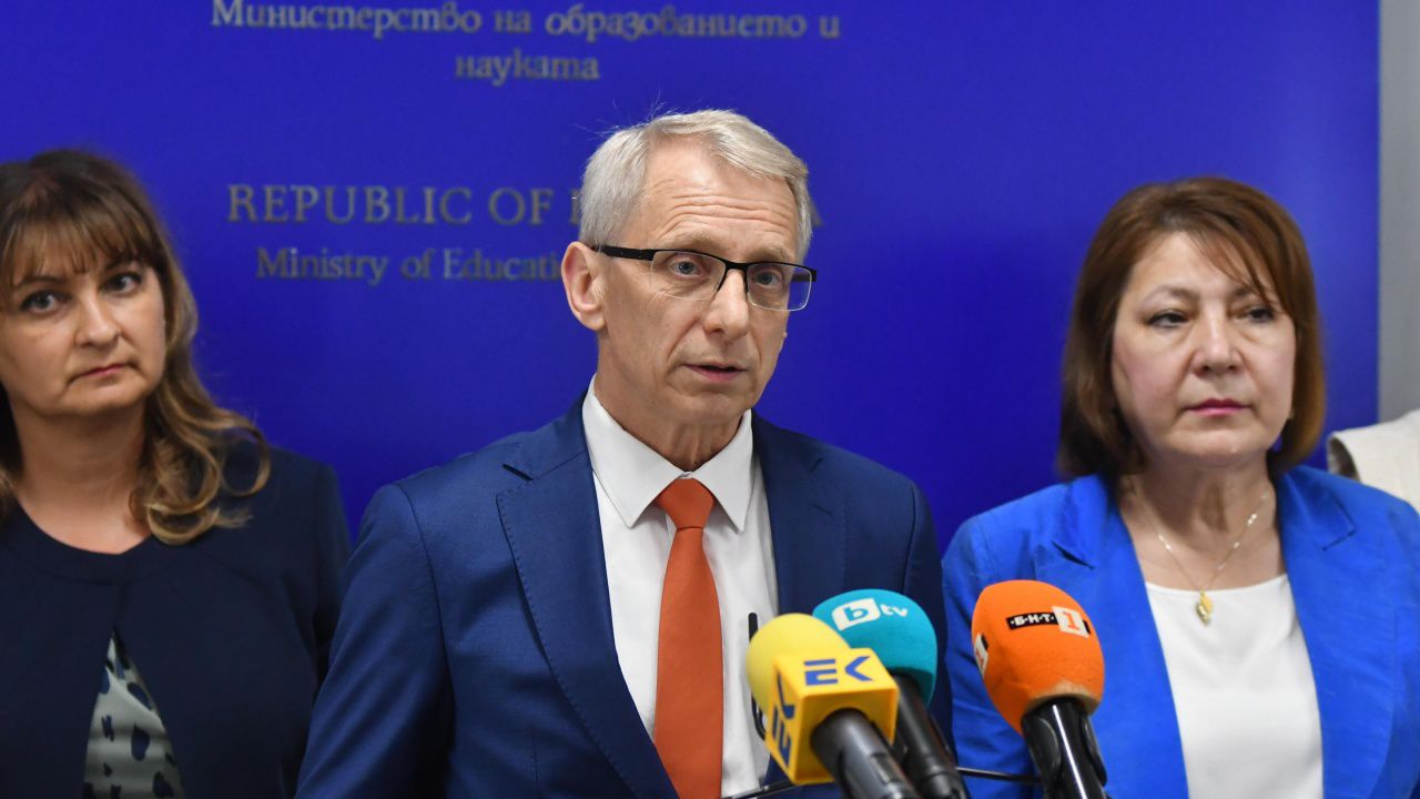 Денков В момента заплатите на учителите са мотивиращи и има много кандидати за обявените места