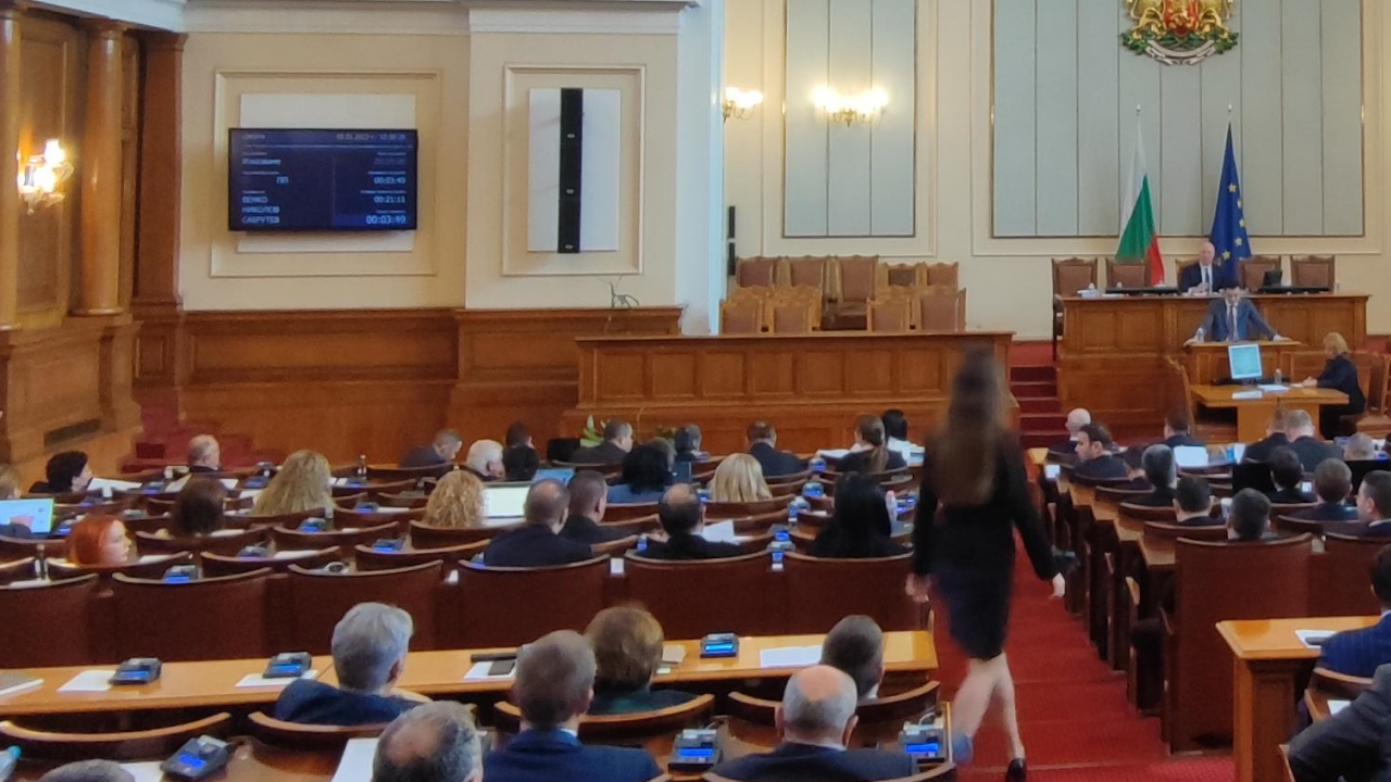 След четири часа напрежение и сблъсъци Депутатите приеха доклада за Gemcorp Новини бг