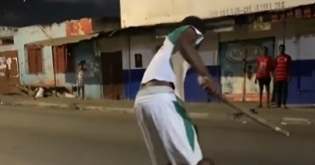 Accra: Man arrested for assaulting woman carrying baby in viral video ...