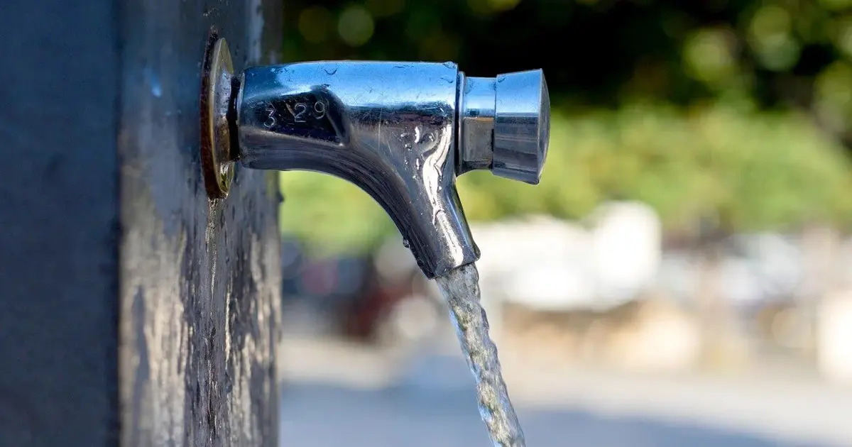 Eau du robinet : le risque méconnu qui menace les futures mamans ...
