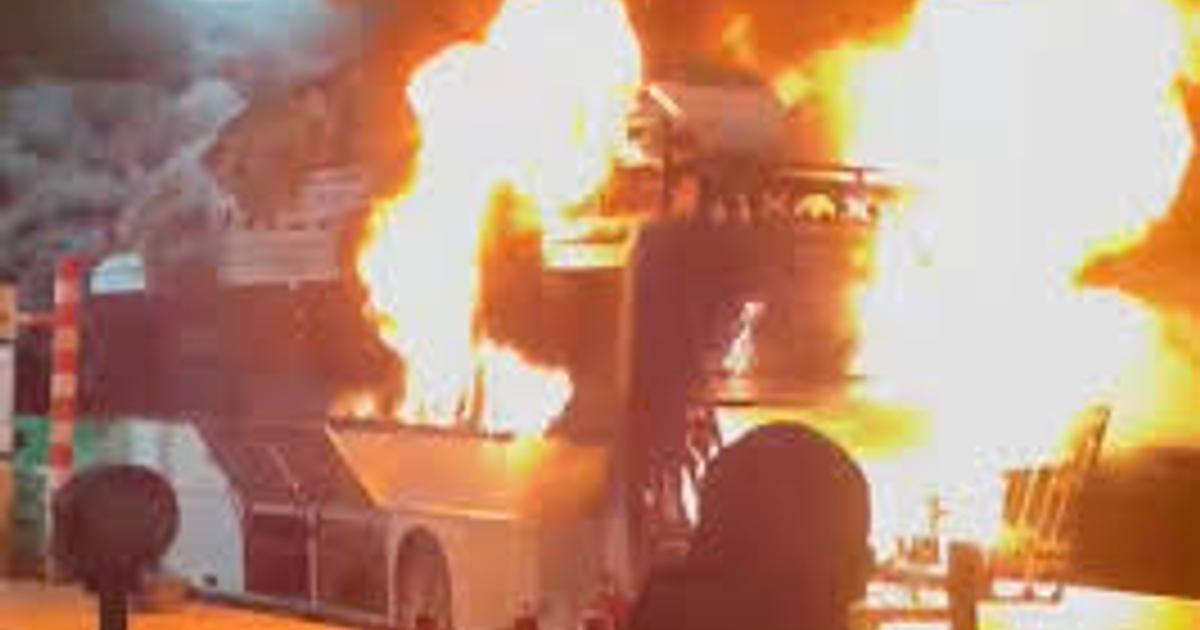 Un bus prend feu sur le péage : la cause de l'incendie dévoilée (Vidéo ...