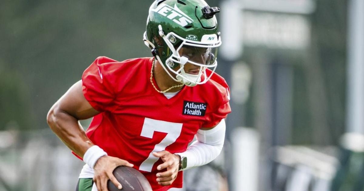 Justin Fields vuelve a los entrenamientos de los Jets tras dislocarse ...