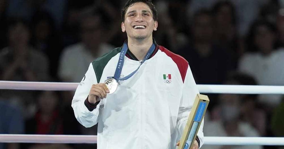 Julio César Chávez felicita a Marco Verde por su medalla de Plata en ...