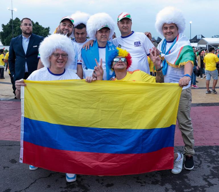 ¡Fiesta mundialista! Afición de Colombia y Uzbekistán pintan de ...