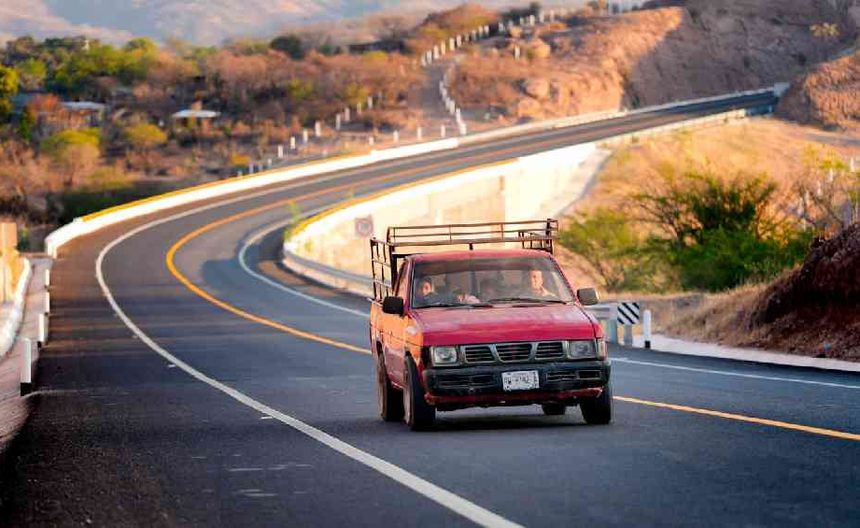 Inauguran carretera en Oaxaca que comenzó obras ¡hace 15 años! | RÉCORD