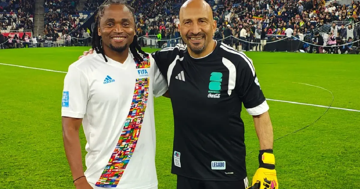 Sipiwe Tshabalala presume foto con Óscar Pérez; 16 años después del ...