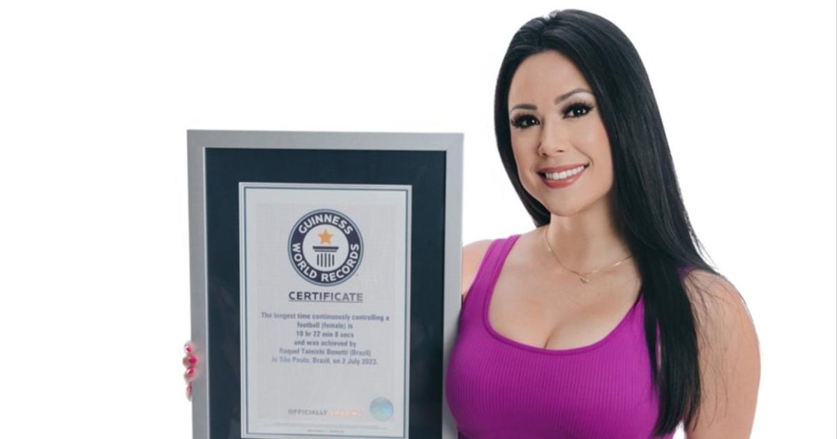 ¡Qué talento! Raquel Benetti, freestyler de futbol, impone récord de 62 ...