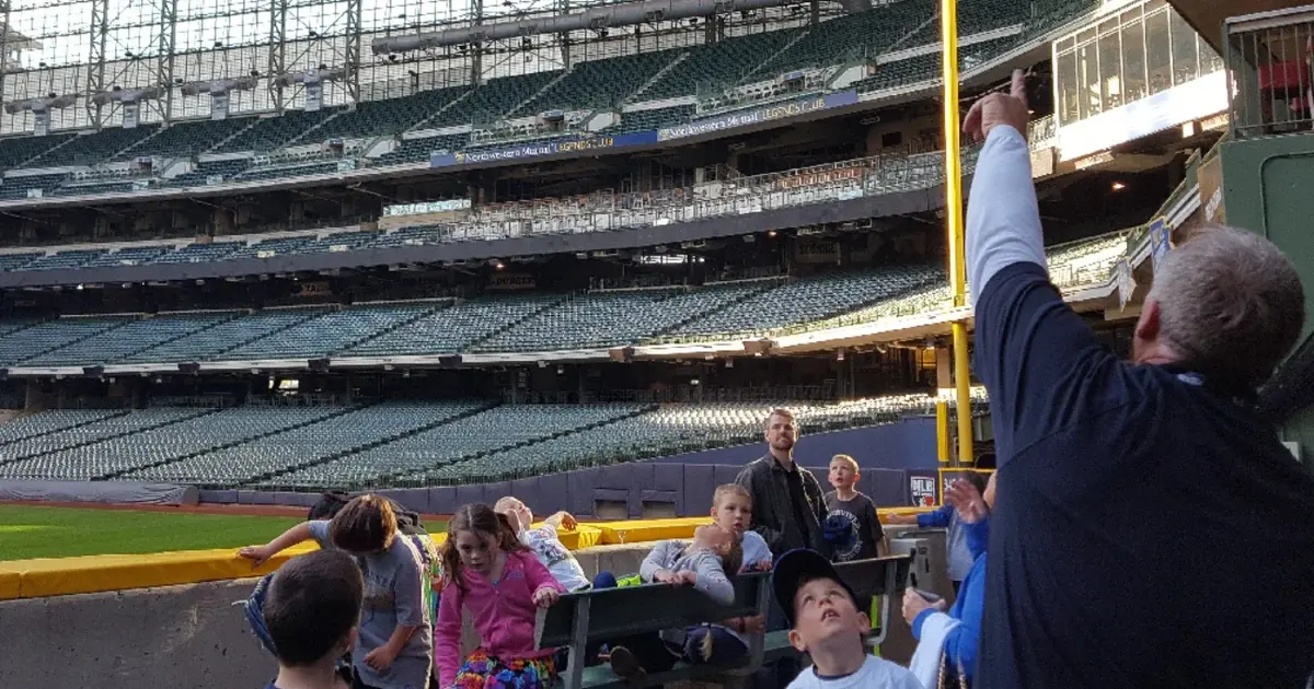 Fan de los Brewers es vetada y pierde su empleo tras actos racistas en ...