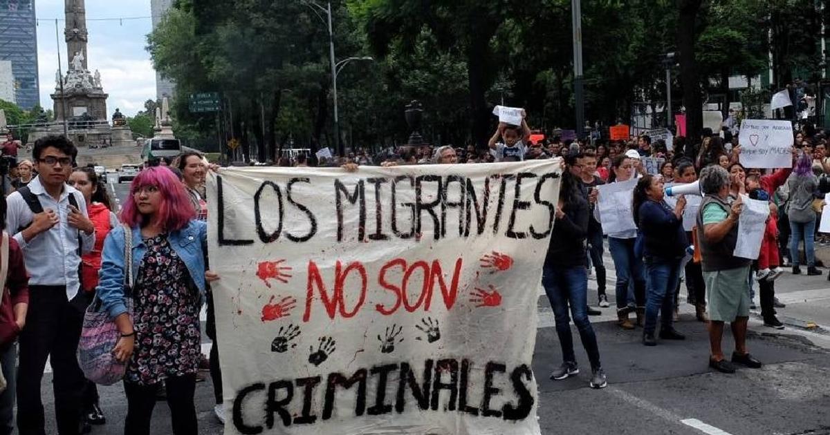 Tras la toma de protesta de Trump, marchan frente a la Embajada de EE ...