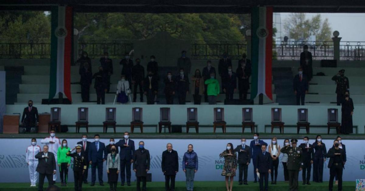 AMLO entregó el PND y reiteró su admiración por el Toro Valenzuela | RÉCORD