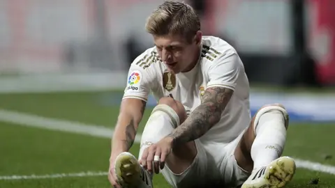Toni Kroos salió con lesión del Real Madrid vs Granada | RÉCORD