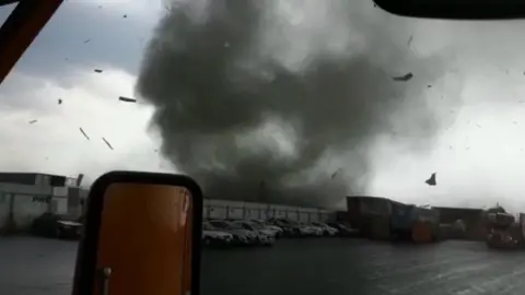 VIDEO: Tornado en Apodaca, Nuevo León, dejó un muerto | RÉCORD