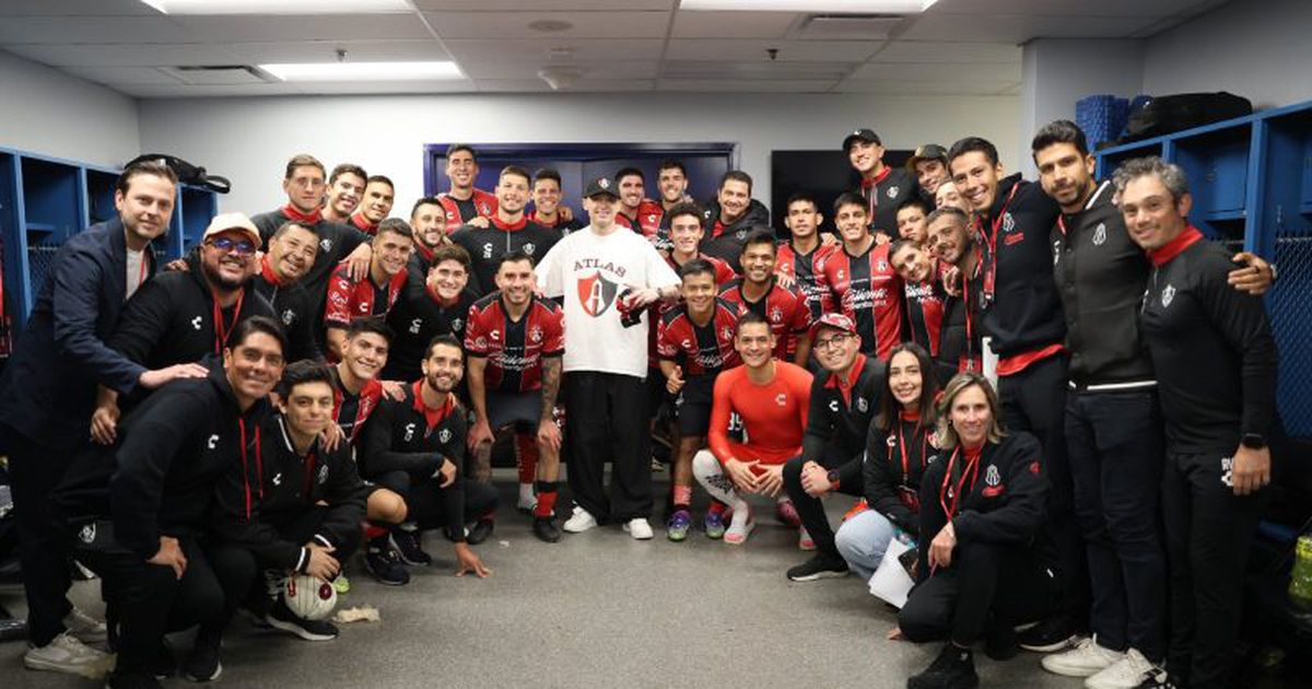 Peso Pluma demuestra su pasión por Atlas en el duelo amistoso ante Cruz ...