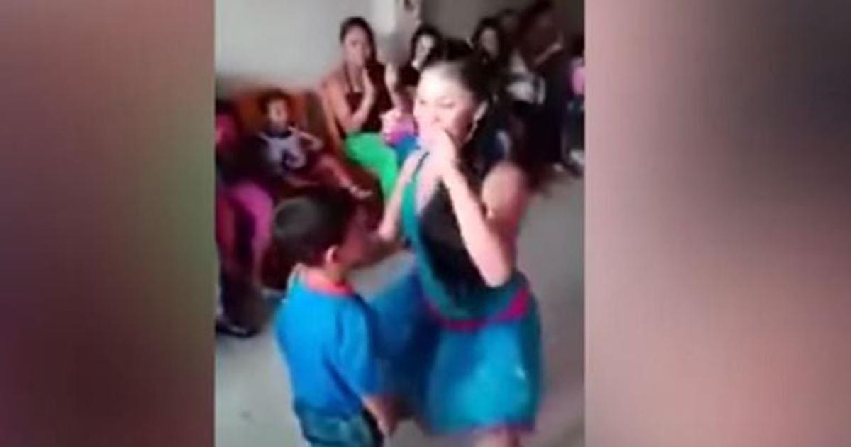 Edecanes 'perrean' a niños en fiesta infantil | RÉCORD