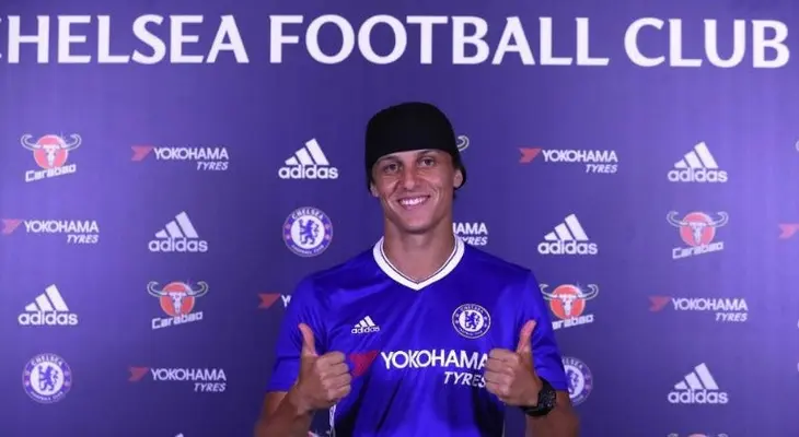 David Luiz, jugador que causó terrible lesión a Raúl Jiménez, ficha con ...