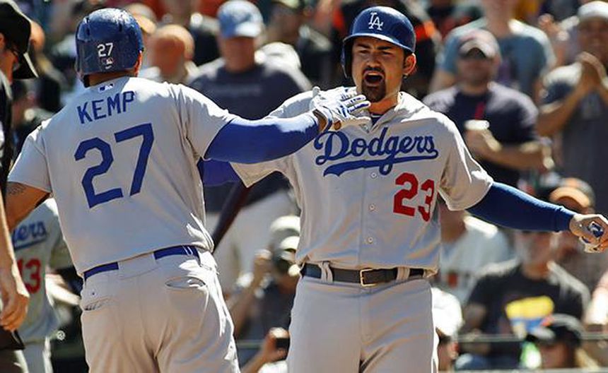 Adrián González iguala récord de dobles de Vinny Castilla | RÉCORD