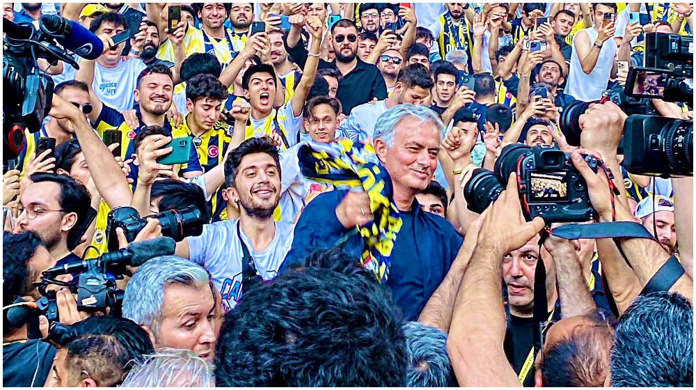 Jose Mourinho given rockstar treatment in Turkey after changing his ...