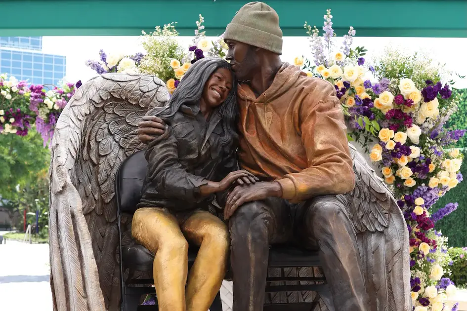 Lakers unveil "Girl Dad" statue honoring Kobe Bryant and daughter ...