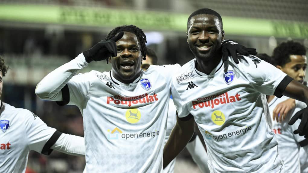 Watch Junior Olaitan score goal of the year contender for Niort | Pulse ...