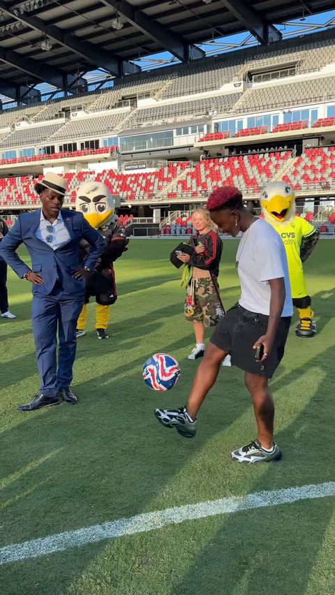 Super Falcons star Deborah Abiodun beats IShowSpeed in ball Juggling ...