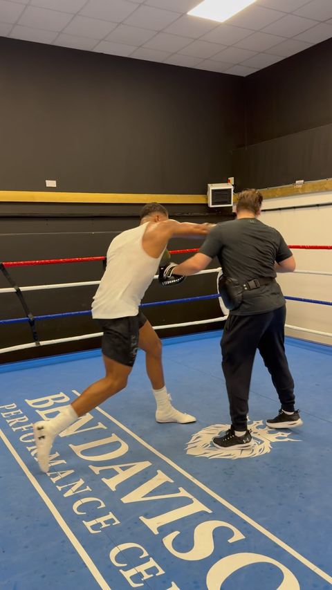 Anthony Joshua: Nigerian-born boxer accidentally punches trainer Ben ...