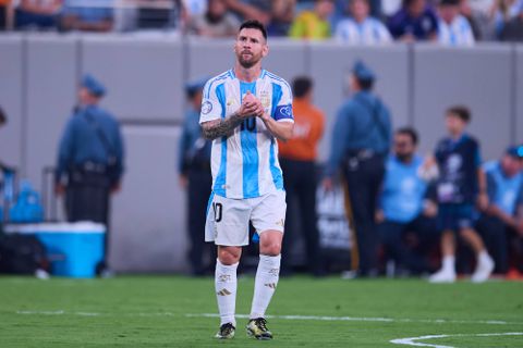 Lionel Messi’s ‘hot’ wife Antonela flaunts well-toned abs as she cosies ...