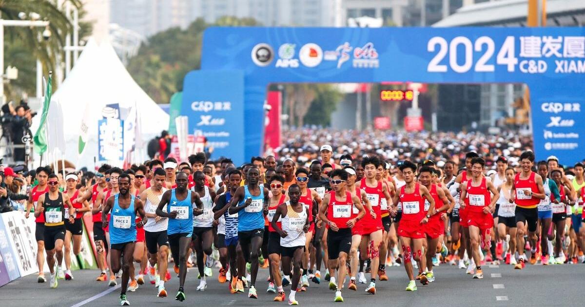 WATCH: Leading Kenyan runner stops and waits for competitors at Xiamen ...