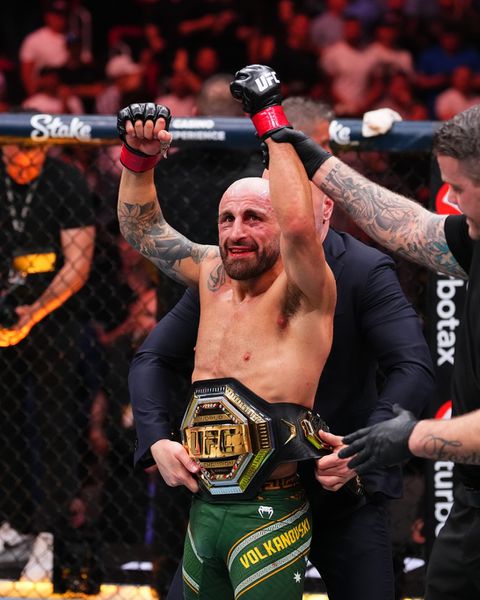 Alexander Volkanovski defeats Diego Lopes to win Featherweight Title at ...