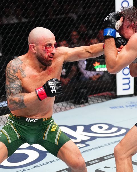 Alexander Volkanovski defeats Diego Lopes to win Featherweight Title at ...