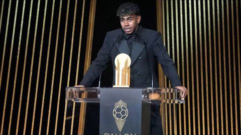 Raphinha gifts Lamine Yamal with £10,000 custom-made gold iPhone to ...