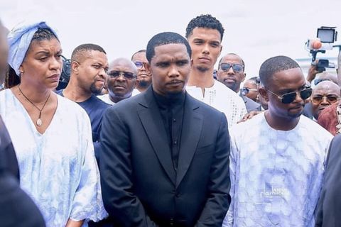 Samuel Eto’o in tears as he finally buries his father 11 months after ...