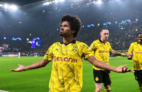 Karim Adeyemi: Dortmund star passionately kisses his girlfriend after ...