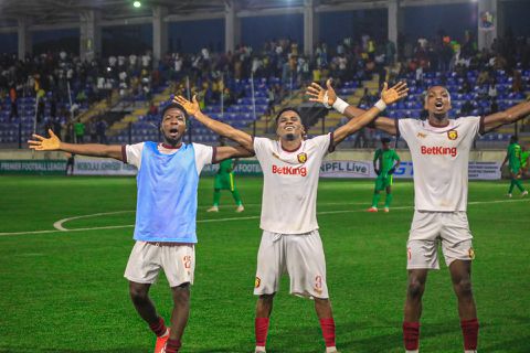 Nigerian icon Kanu’s Enyimba threaten rookies Ikorodu City despite ...