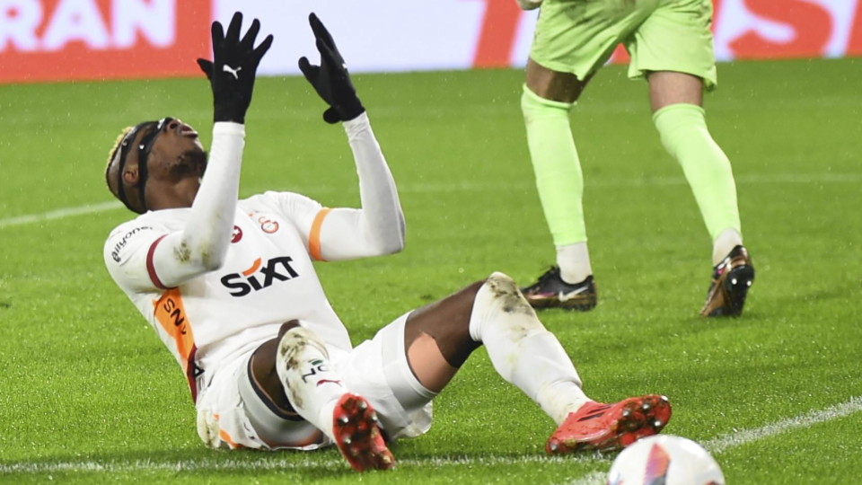 He is getting angry at his teammates — Expert explains Osimhen's ...