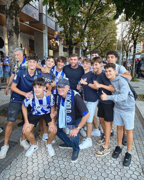 Umar Sadiq and Fabrizio Romano: Super Eagles star gifts jersey as Real ...