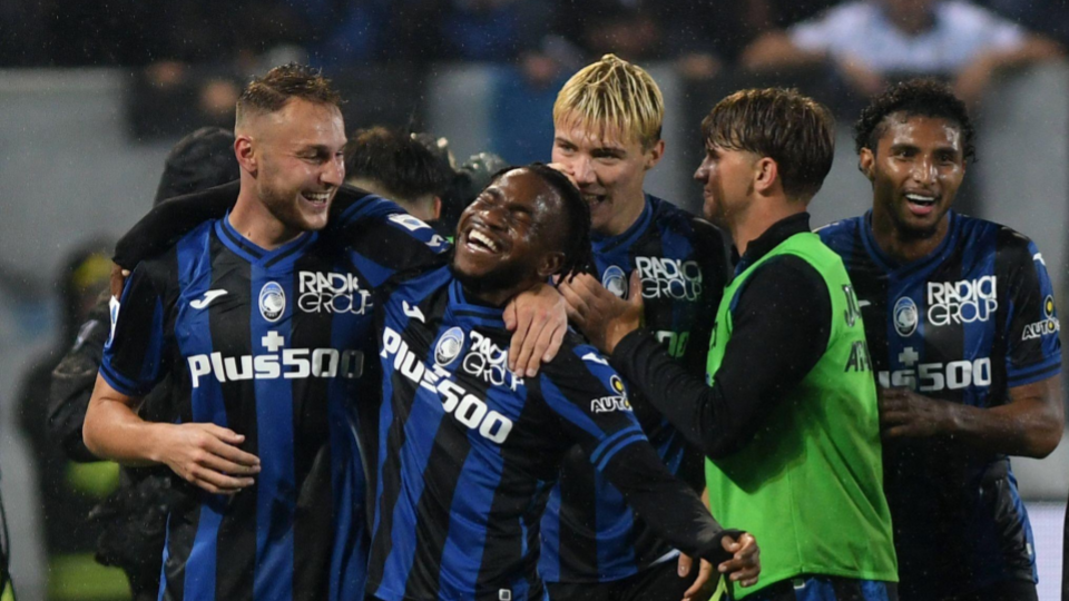 Barcelona set to wrestle Man United for Ademola Lookman's teammate ...