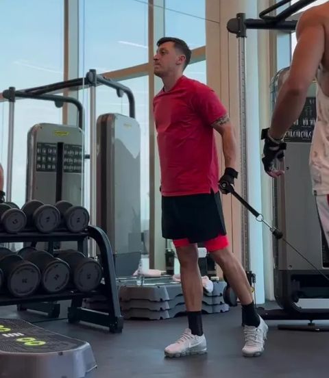 Retired but not resting: Arsenal legend Mesut Özil wows with gym gains ...