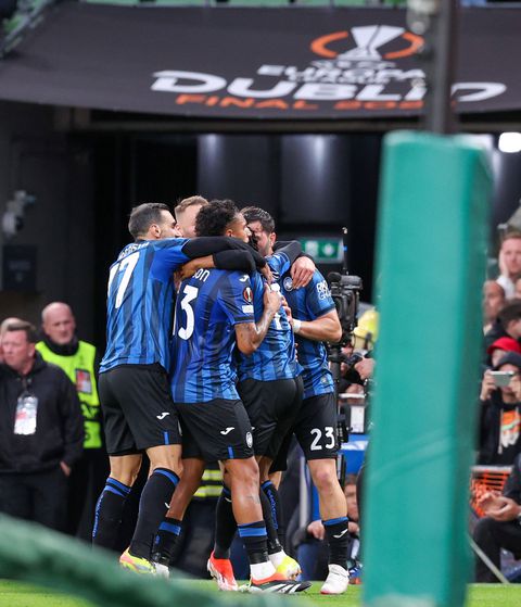 Atalanta players celebrate hero Ademola Lookman after shattering ...