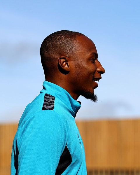 Super Eagles midfielder Joe Aribo takes Bald step: Shaves head to ...